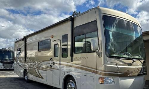 35ft Thor Palazo w/2 slide outs - Expedition Motor Homes